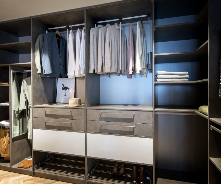 Een inloopkast, ook op maat gemaakt van de Woonspecialist