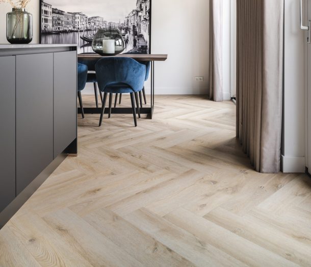 Brede visgraat pvc-vloeren - De Woonspecialist